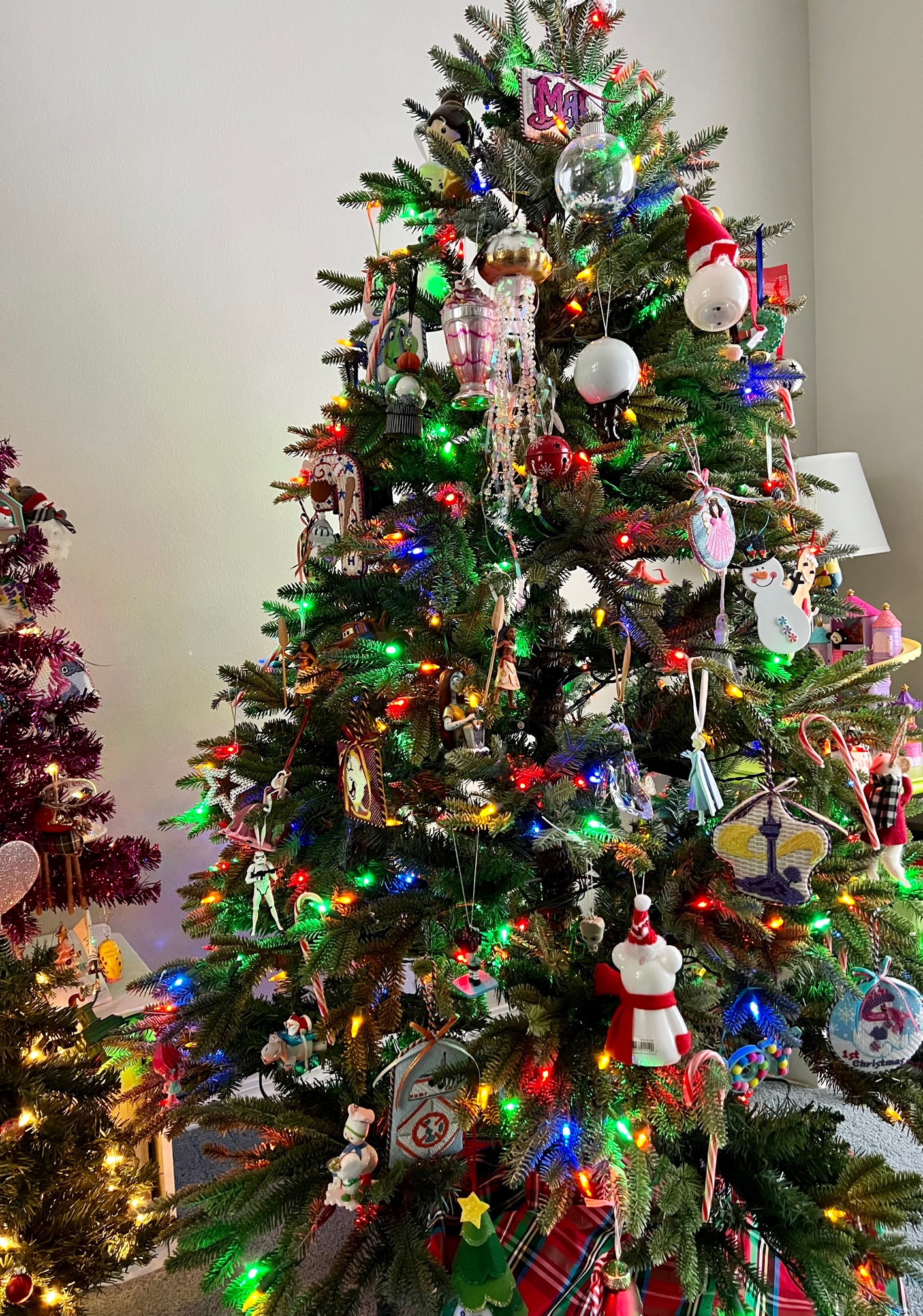 Best Christmas Tree Decorating Hack - The Mom Touch